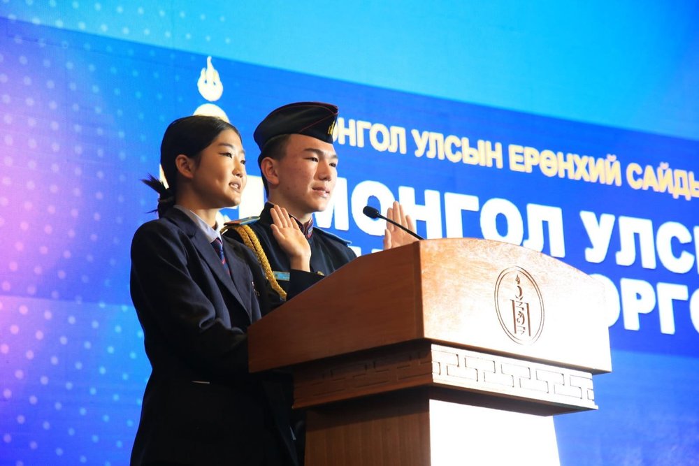 16 нас хүрч иргэний үнэмлэхээ авч буй хүүхдүүд Монгол Улсын иргэний